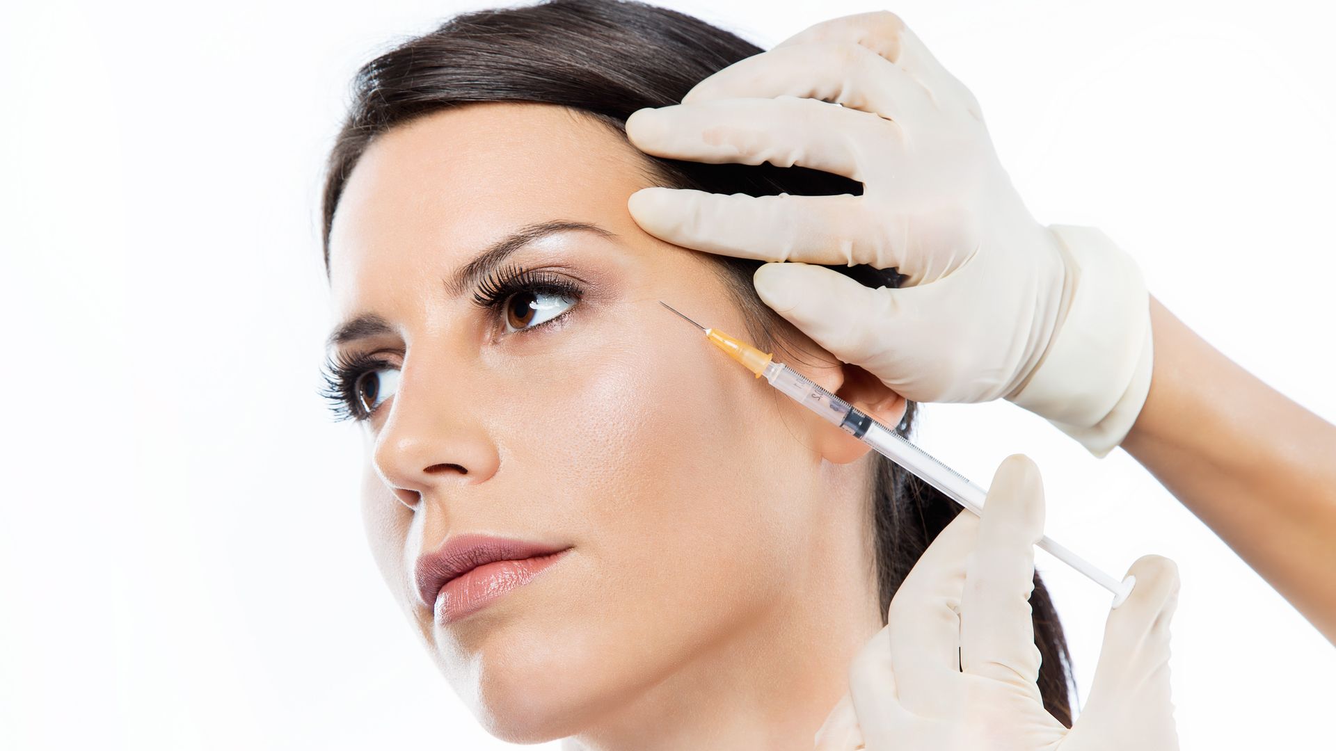 Beautiful young woman getting botox cosmetic injection in her fa – Mediskin